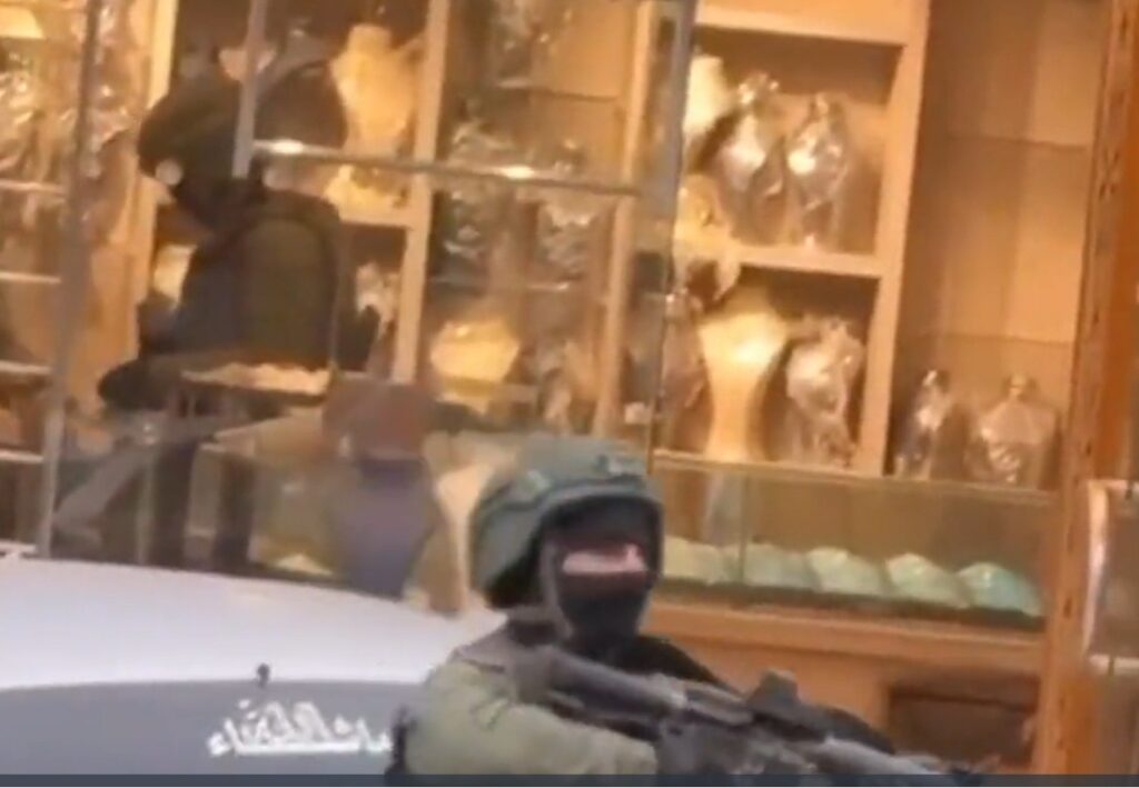 IDF captures Arab thieves dressed as Israeli soldiers to rob Hebron ...